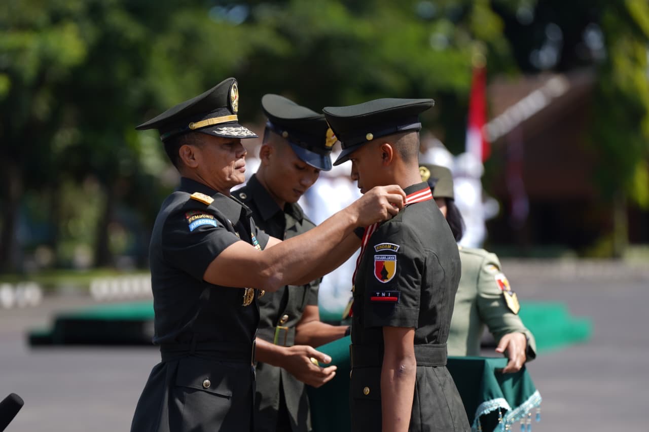 Kasdam V/Brawijaya Lantik Prajurit Infanteri: Profesional, Tangguh, dan ...